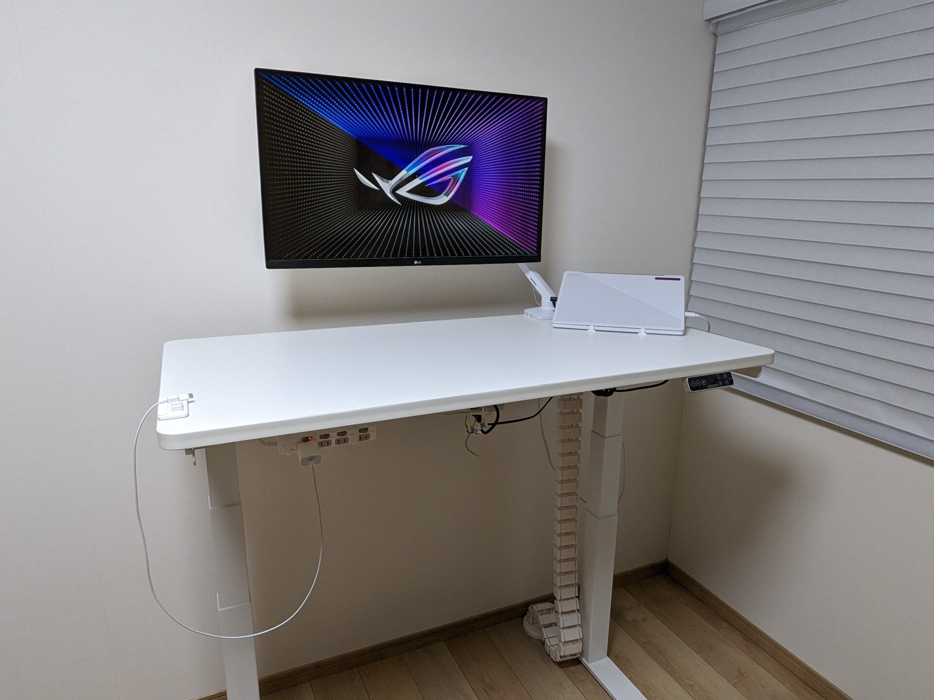 第8弾!!【デスク周りのビフォーアフター】配線をおしゃれに【FlexiSpot ケーブルダクト CMP017】 | sochablo