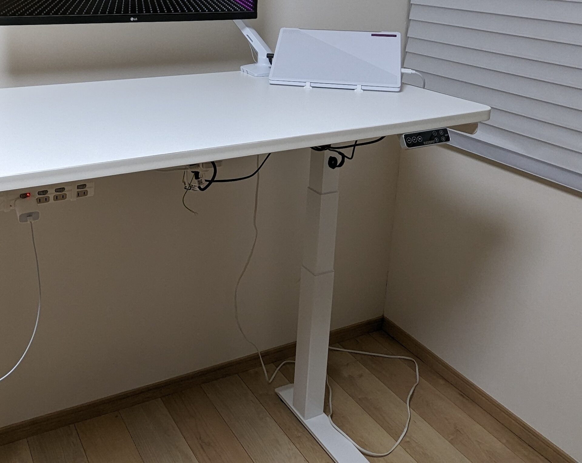 【デスク裏の救世主】FlexiSpotのケーブルダクトで電元タップやコードをスタイリッシュに隠蔽！ビフォーアフター【CMP017】 | sochablo